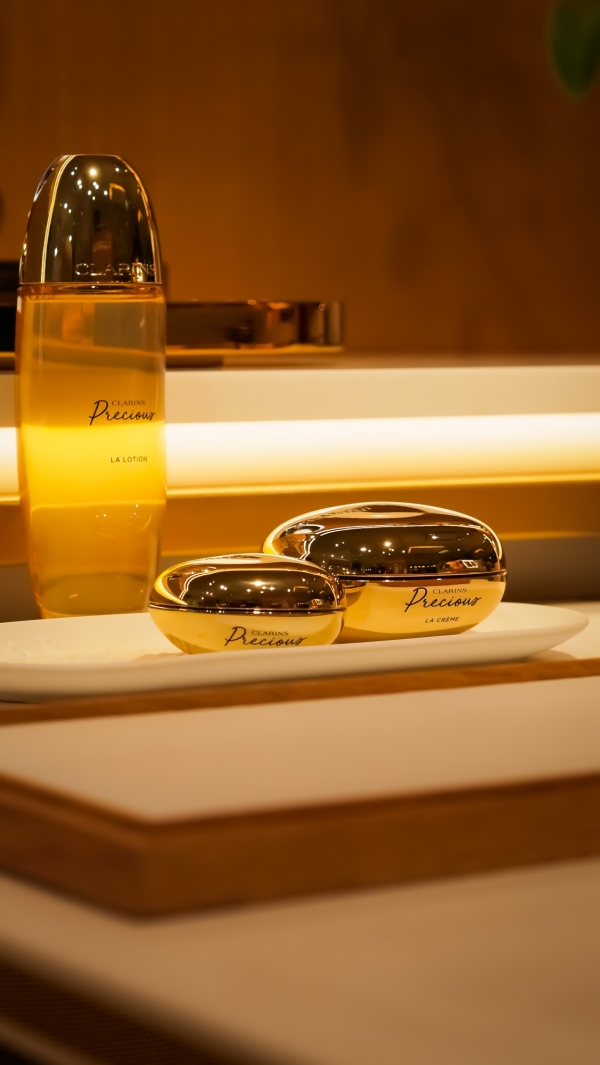 Clarins Precious, la toute nouvelle gamme luxueuse de Clarins. Rare ...