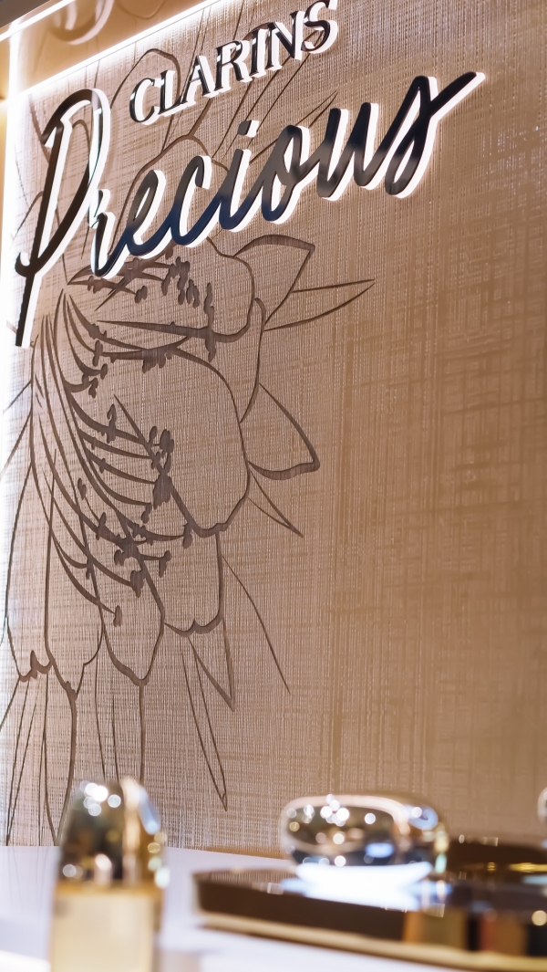 Clarins Precious, la toute nouvelle gamme luxueuse de Clarins. Rare ...